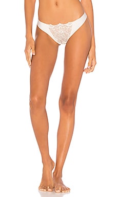 Commando STRING BRODÉ COURONNES en Ivory | REVOLVE