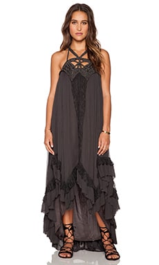 Free People ROBE MAXI SPRING AWAKENING en Charcoal | REVOLVE
