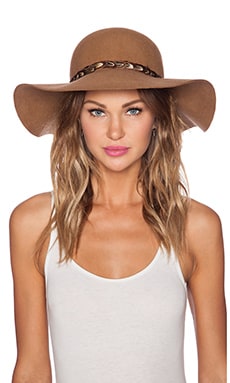 Lovely Bird CHAPEAU BIARRITZ en Camel | REVOLVE
