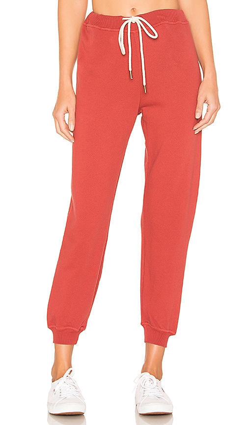 The Great The Cropped Sweatpant in Brick Red | REVOLVE