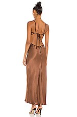 Bec + Bridge ROBE CEDAR CITY en Chocolate | REVOLVE