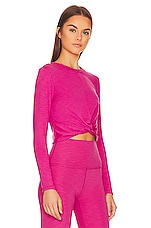 Beyond Yoga Heather Rib Groove Cropped Top in Bright Beet Heather Rib ...