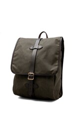 Filson Tin Cloth Backpack en Otter Green | REVOLVE