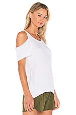 LA Made T-SHIRT ÉPAULES DÉNUDÉES JANA en White | REVOLVE