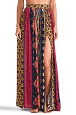 NOVELLA ROYALE FALDA STRANGE MELODY en Red Ethnic Floral | REVOLVE