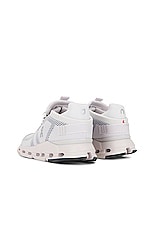 On Cloudnova Void in Frost | Jungle | REVOLVE