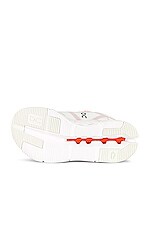On ZAPATILLA DEPORTIVA CLOUDNOVA VOID en Undyed White & Flame | REVOLVE