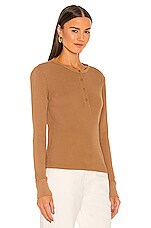 RE/DONE x Hanes 60s Slim Henley Tee in Caramel | REVOLVE