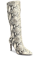 Steve Madden BOTA ALTA RODILLA KINGA en Natural Snake | REVOLVE