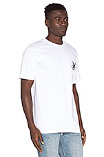 Stussy T-SHIRT 8 BALL SPIDER en White | REVOLVE