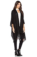 Tejido Burlap Flame Poncho en Black | REVOLVE