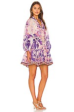 Zimmermann ROBE BILLOW MINI en Purple Palm | REVOLVE
