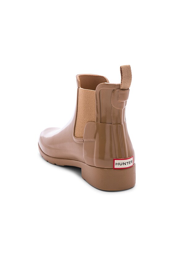 Hunter Original Refined Chelsea Gloss Boot in Tawny | REVOLVE