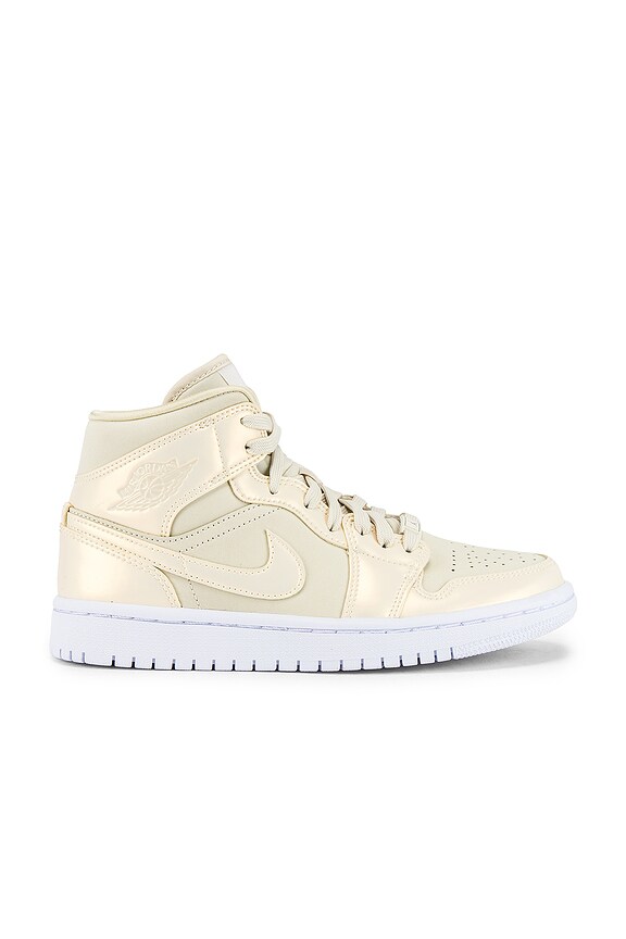 Jordan AJ 1 Mid SE Sneaker in Metallic Gold | REVOLVE