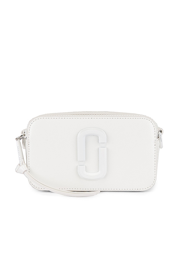 Marc Jacobs BANDOLERA SNAPSHOT DTM en Moon White | REVOLVE