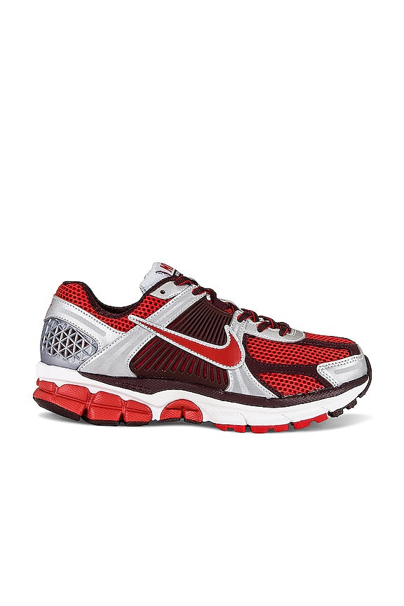Nike Vomero 5 Sneaker in Mystic Red & Platinum | REVOLVE