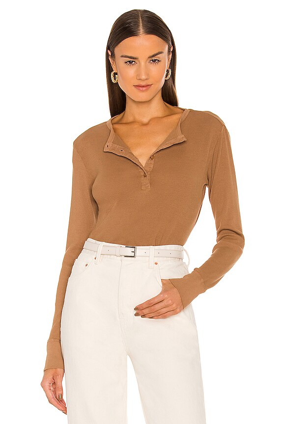 RE/DONE x Hanes 60s Slim Henley Tee in Caramel | REVOLVE