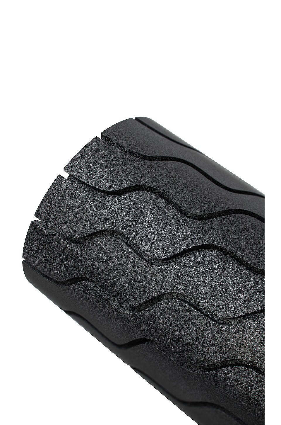 THERABODY 12" Wave Roller in Black | REVOLVE